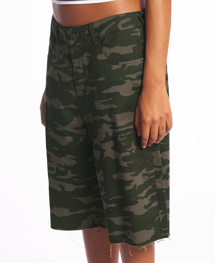 Isabel La Católica - Bermuda Y Tú Quique? Low Camo 22"